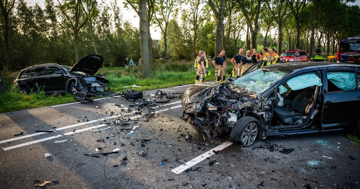 Auto's knallen frontaal op elkaar: een zwaargewonde, N207 tussen Alphen en Boskoop na uren weer ...
