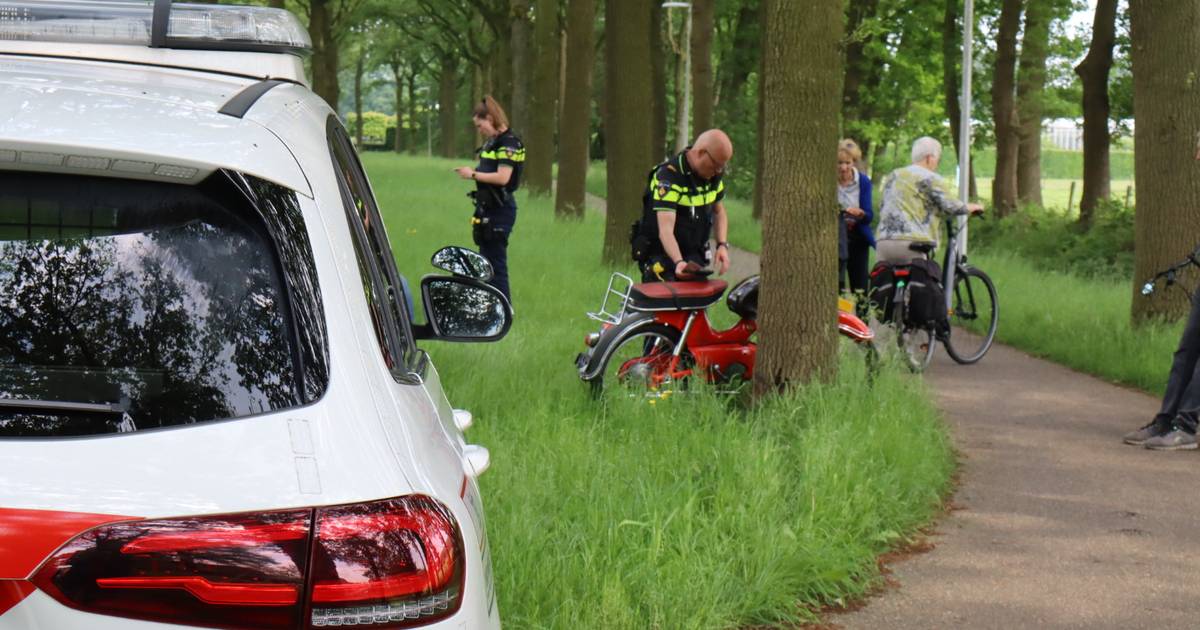 Man mist nét een boom bij val van brommer in Drunen, gewond naar het ...