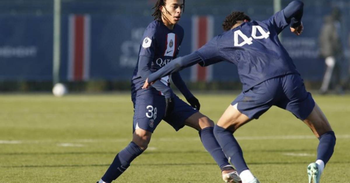 Le petit frère de Kylian Mbappé, Ethan, découvre l'équipe première du PSG à 15 ans | Football ...