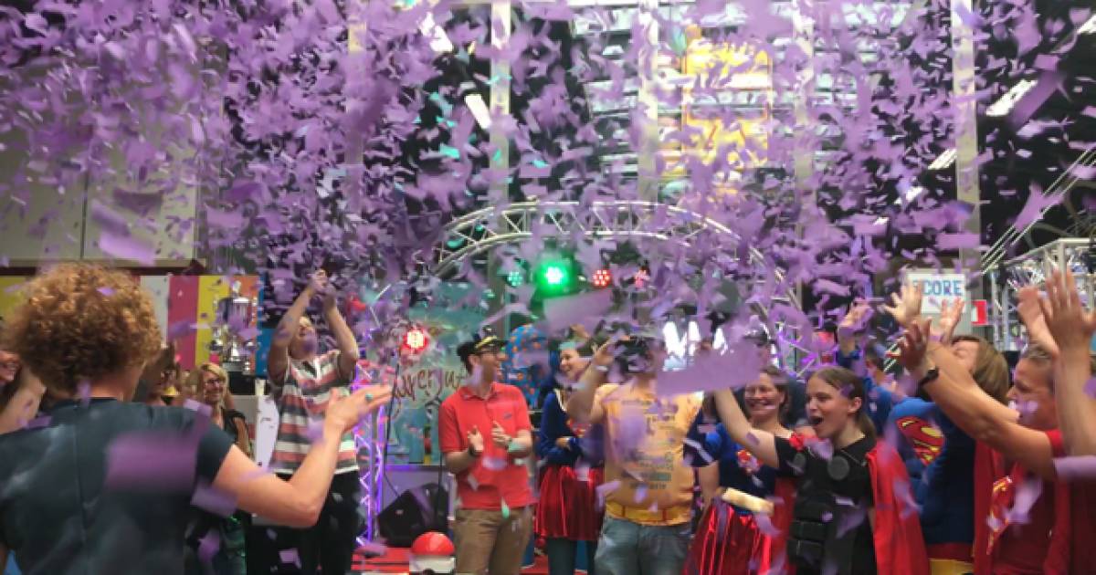 Superhelden pakken 24 uur lang cadeaus in voor het goede doel ...