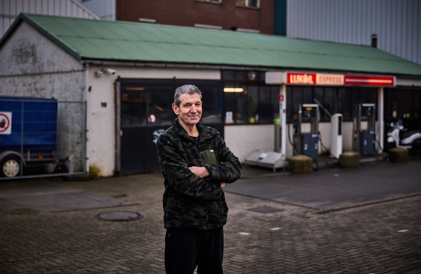 Gemist? Garage van Rien moet tegen de vlakte en amateurvoetballers met ...