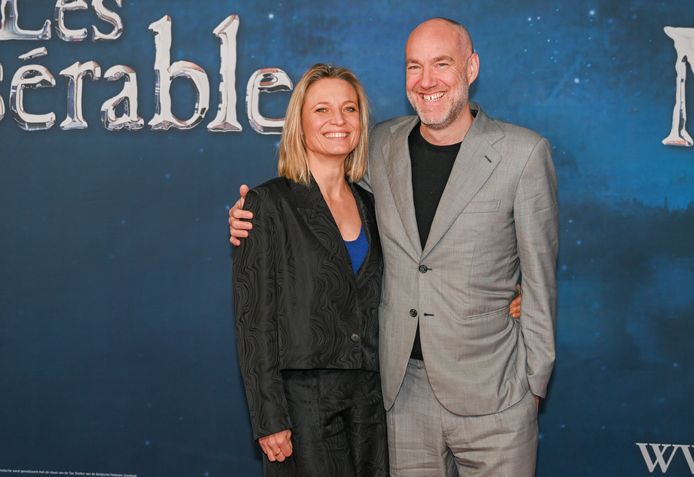 IN BEELD. Erik Van Looy vergezeld door supermodel op première van ‘Les ...