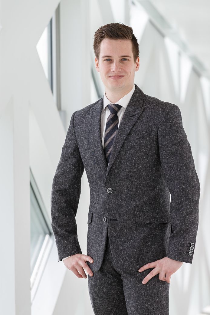 Twentse Statenleden Hidde Heutink (PVV) en Martin Reesink (CDA) zwaaien ...