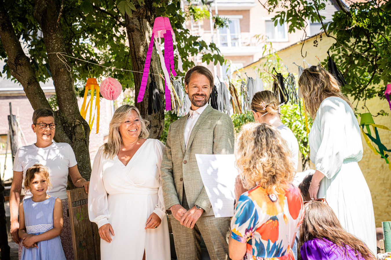 Juf Eva zegt (voor de tweede keer) ‘ja’ met de hele school als publiek ...