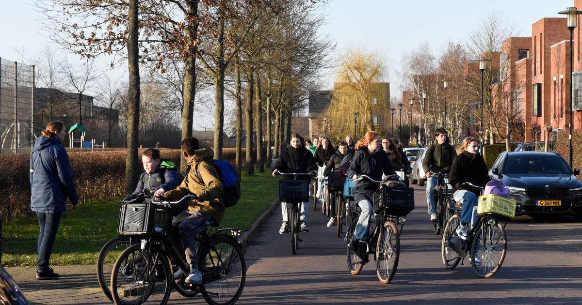Fietsen op de stoep: Kalsbeek college pakt ‘roekeloos fietsgedrag ...