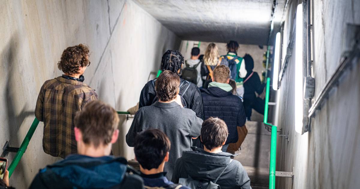 Passagiers geëvacueerd uit trein in HSL-tunnel in Rotterdam na ...