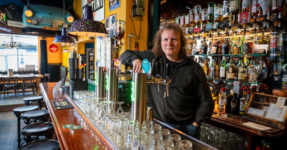 Café De Stam in andere handen, maar veranderen zal er weinig. Dat ...
