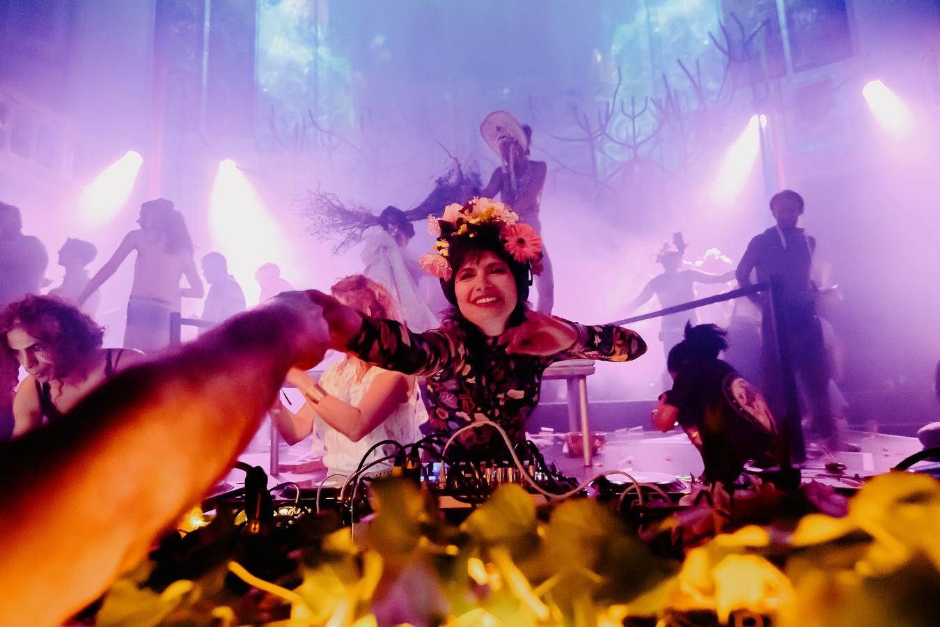 DJ Isis viert jubileumjaar: in Goor opgegroeide pionier van de ...