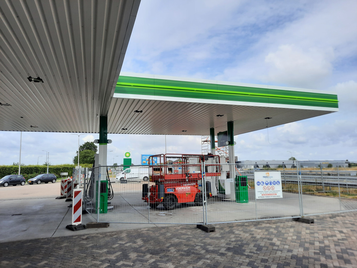 Het is behelpen bij de pompen van BP en Esso Made langs de A59, maar er ...