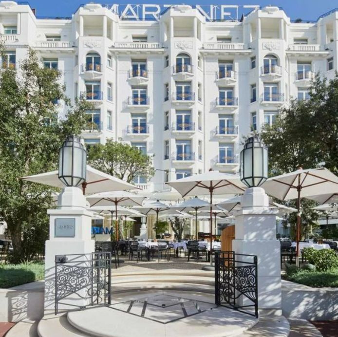 Een must onder de sterren in Cannes: fotoshoot op het balkon van luxehotel Martinez ...