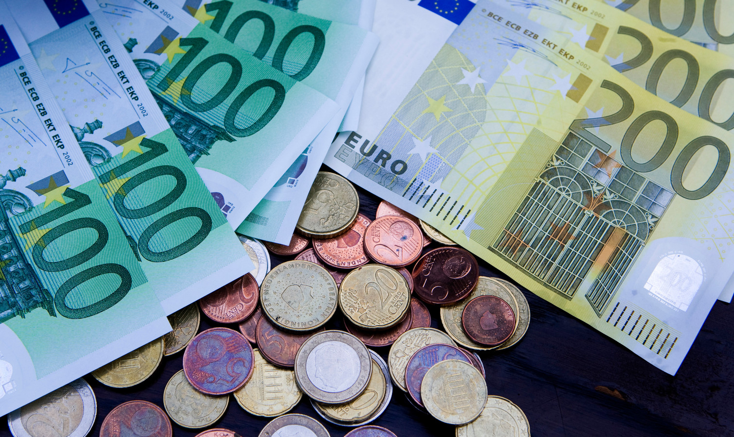 Nieuwe biljetten van 100 en 200 euro in omloop | Foto | ed.nl