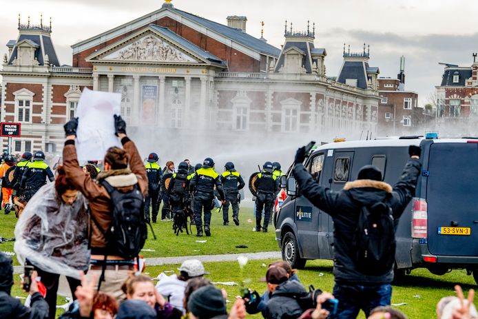 Politie-eenheid Oost-Nederland reageert op rellen Amsterdam: 'Bizar ...