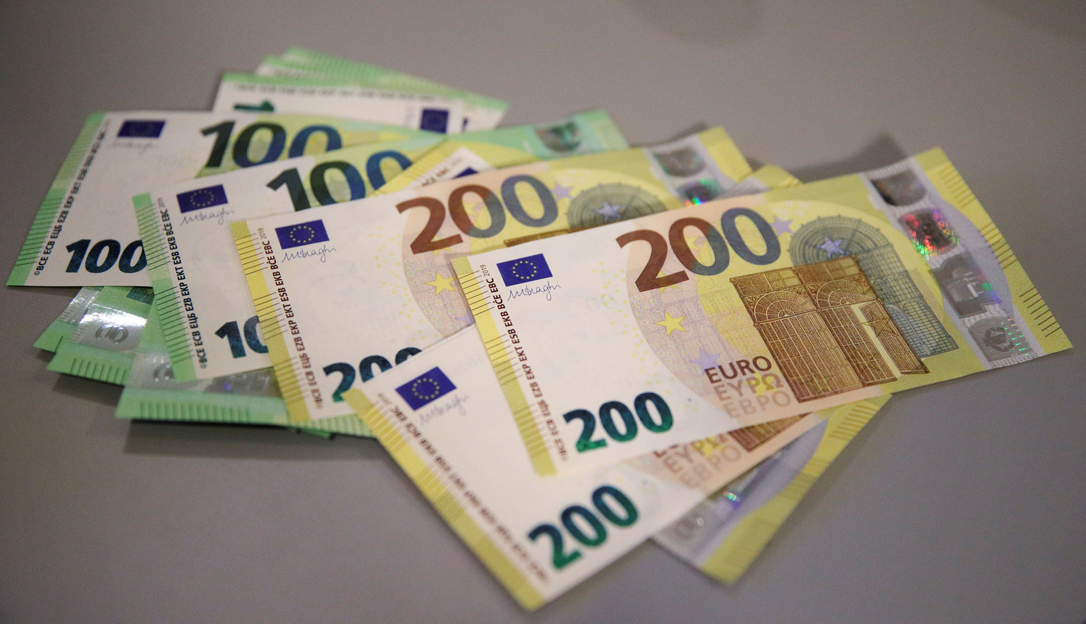 Zo zien de nieuwe briefjes van 100 en 200 euro eruit | Foto | hln.be