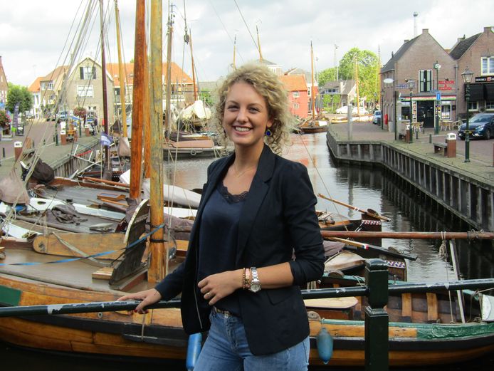 Spakenburgse Noa (19) werkt elke zaterdag in haar vaders broodkraam ...