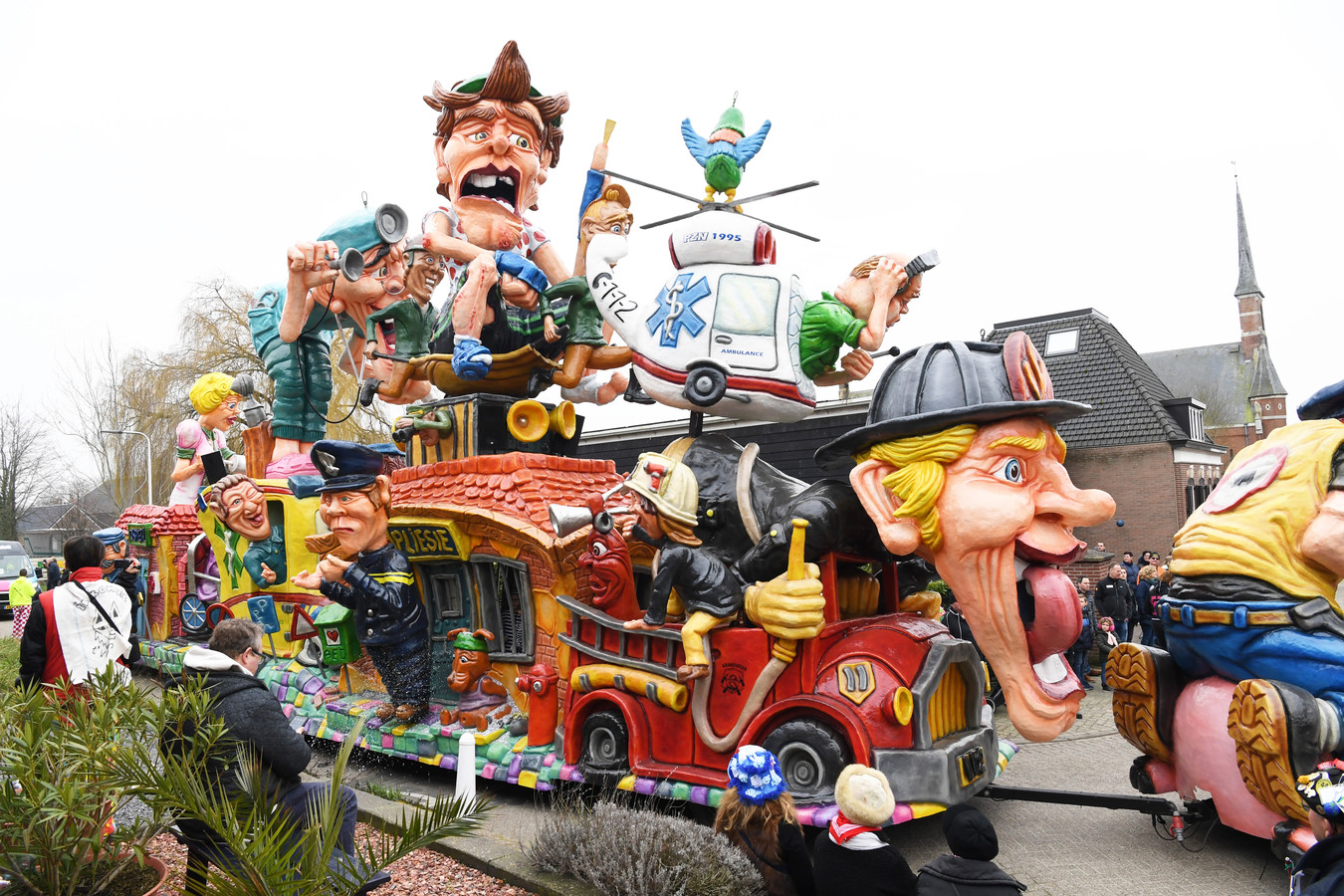 Publiek geniet volop van vroege optocht in De Heen | Foto | AD.nl