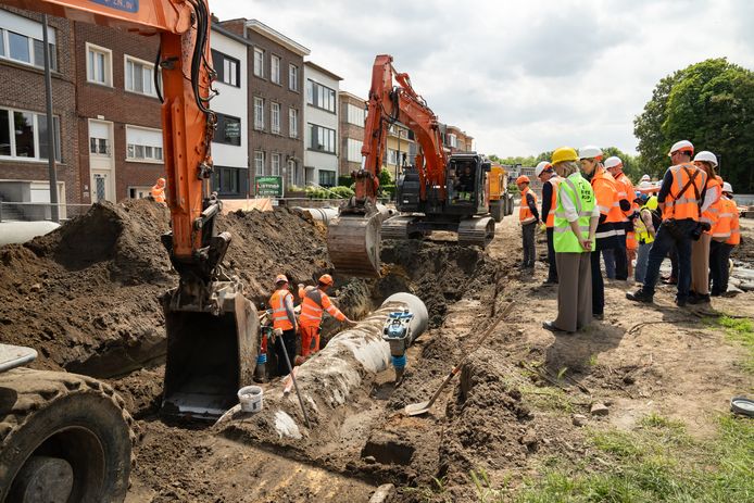 Eerste rioolbuis in circulair zwavelbeton aangelegd in Merksem: “CO2 ...