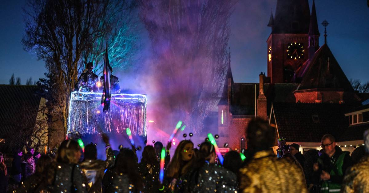 Netterden viert laatste carnavalsfeestje in het donker | Oude IJsselstreek | gelderlander.nl
