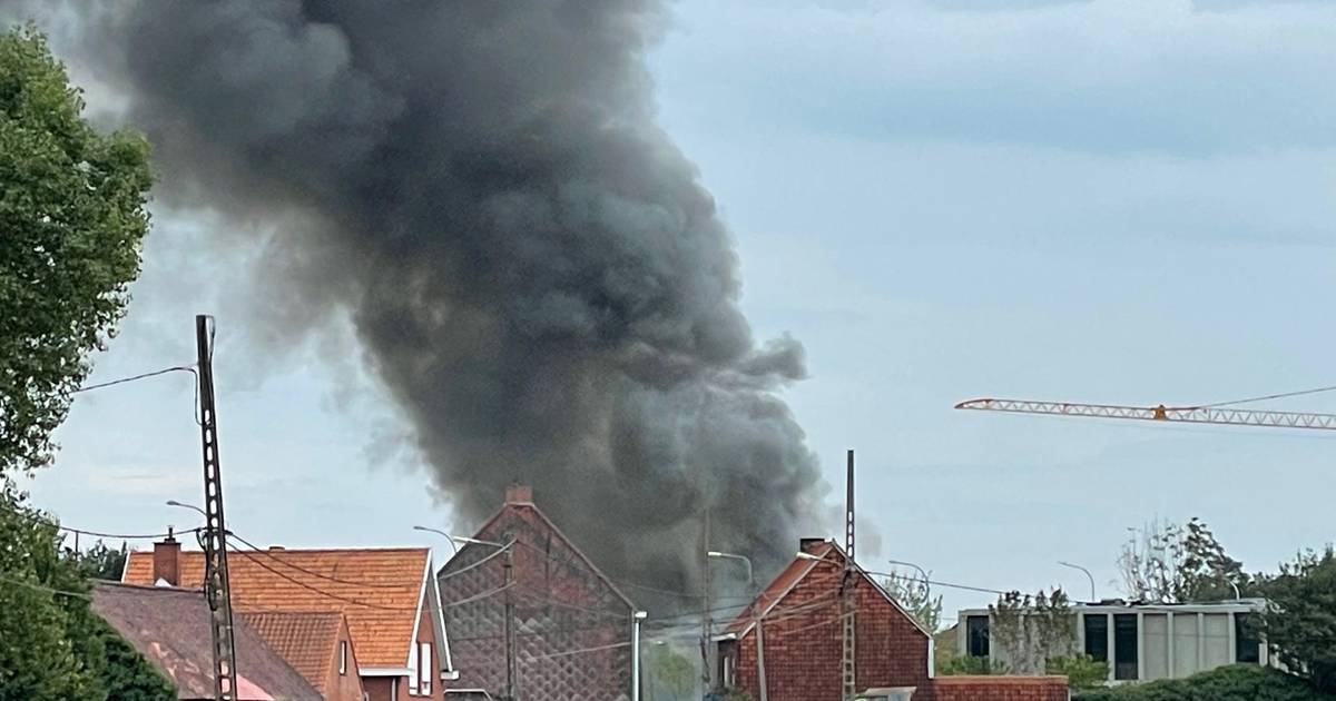 Garage met oldtimers gaat in vlammen op in Kuurne: “Een ontploffing en ...