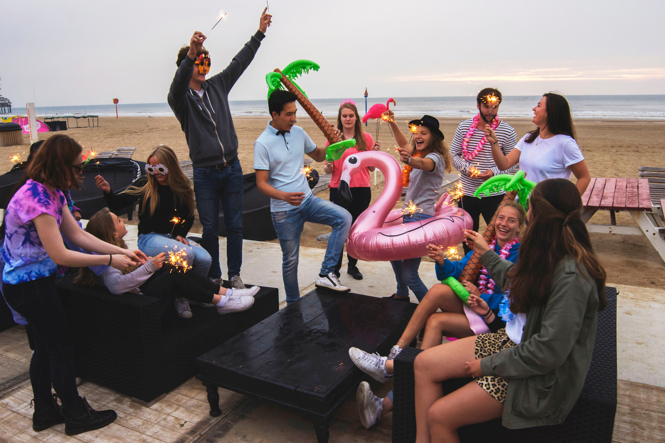 Een strandfeestje op 11 kilometer zand | Foto | AD.nl