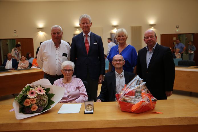 ‘Stervoetballer’ Antoine De Clercq viert briljanten huwelijksverjaardag ...
