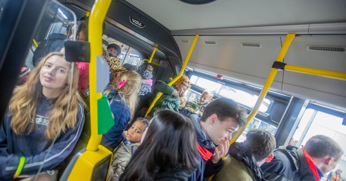 Straf! Assese jongeren krijgen 214 mensen op Lijnbus 214. “Limiet ligt ...