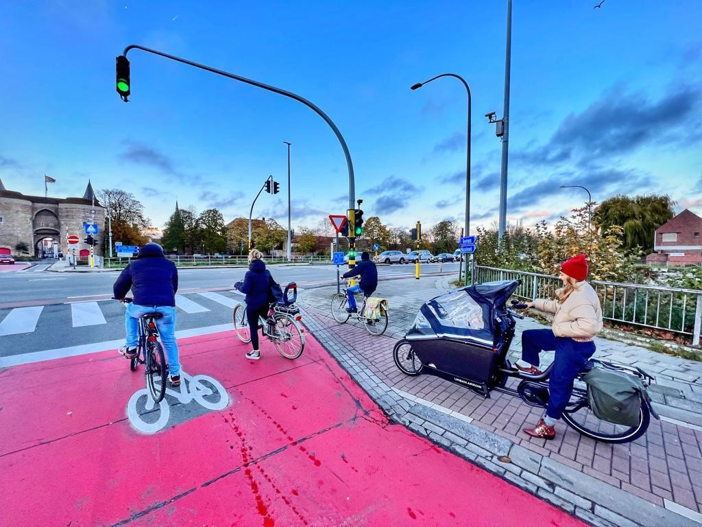 Zwart kruispunt aan Gentpoort wordt veiliger voor fietsers, maar eigenlijke werken starten ...