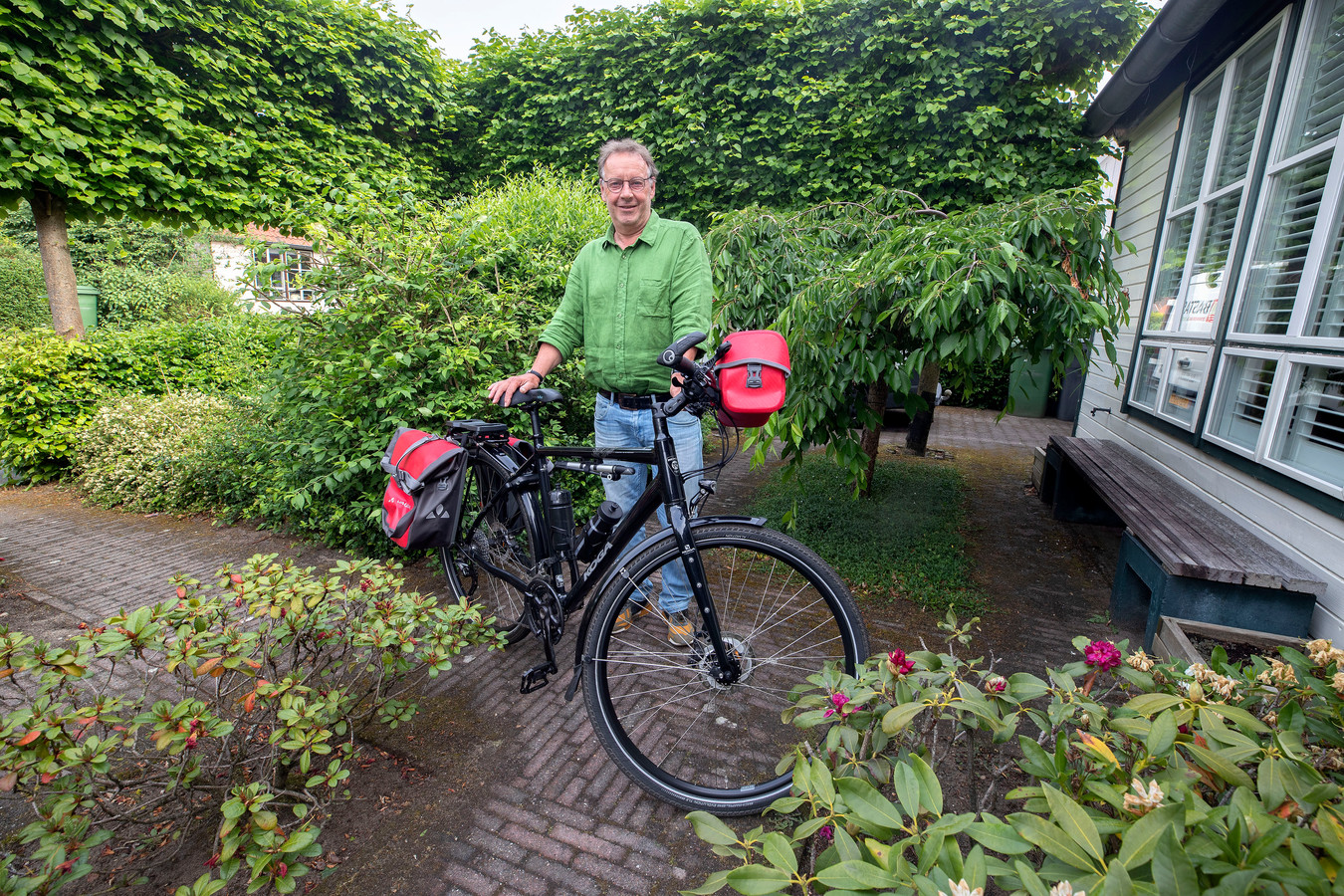 ‘Als je iemand nodig hebt, mag je bellen’, zei z’n ma en dus bleef Bart ...