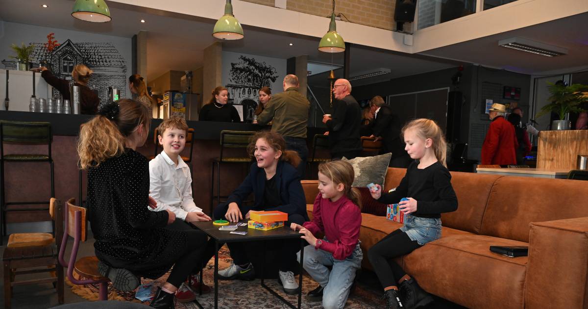 Het is weer ‘gezellig’ in dit dorp aan de Maas zonder eigen kroeg ...