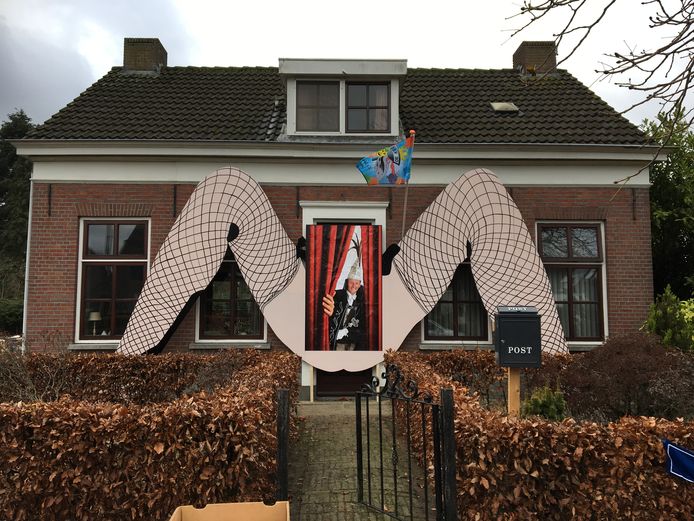 Beentjes de lucht in! Carnavaleske kerstversiering baart opzien ...