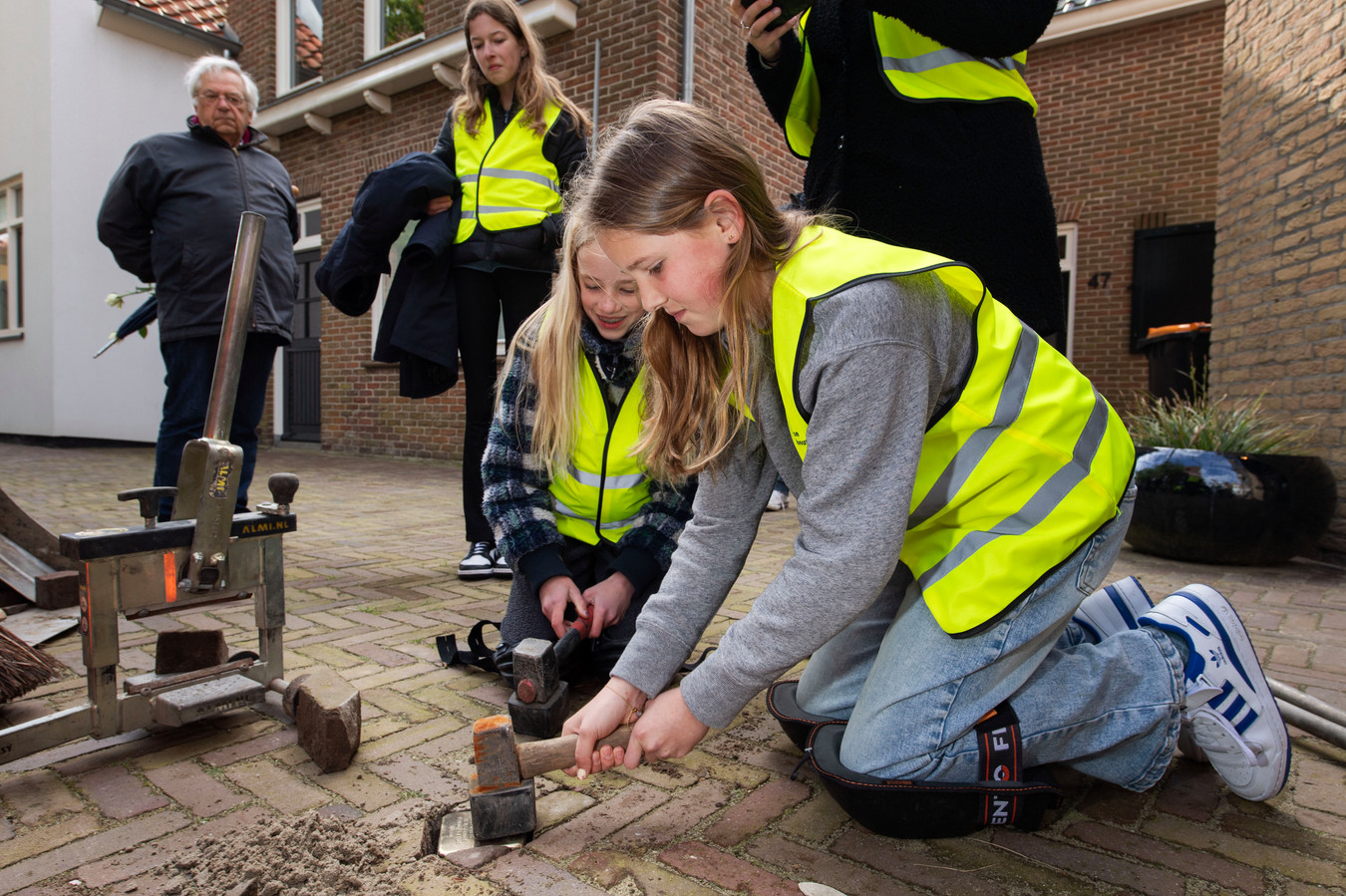 Mimi (12) en Daniek (12) leggen Stolperstein van vermoorde Hetty terug ...