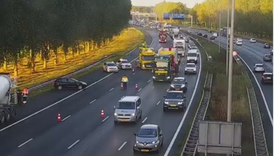 Files op A28 en A50 door ongeluk en kapotte vrachtwagen bij ... Files op A28 en A50 door ongeluk en kapotte vrachtwagen bij ...