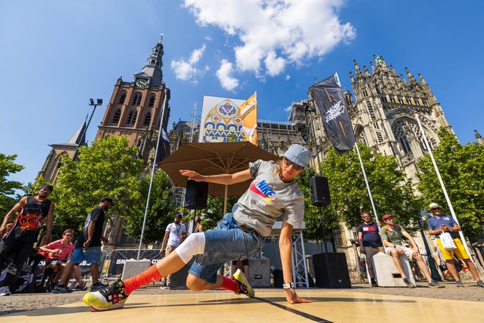 Onnavolgbare moves in de verzengende hitte: breakdancen naast de ...