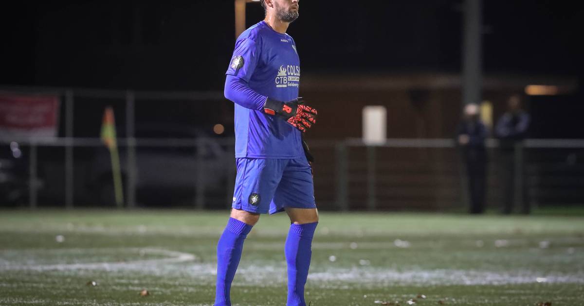 Doelman Tim Bollen (Schoonbeek-Beverst) na de 2-0-zege tegen Beringen ...