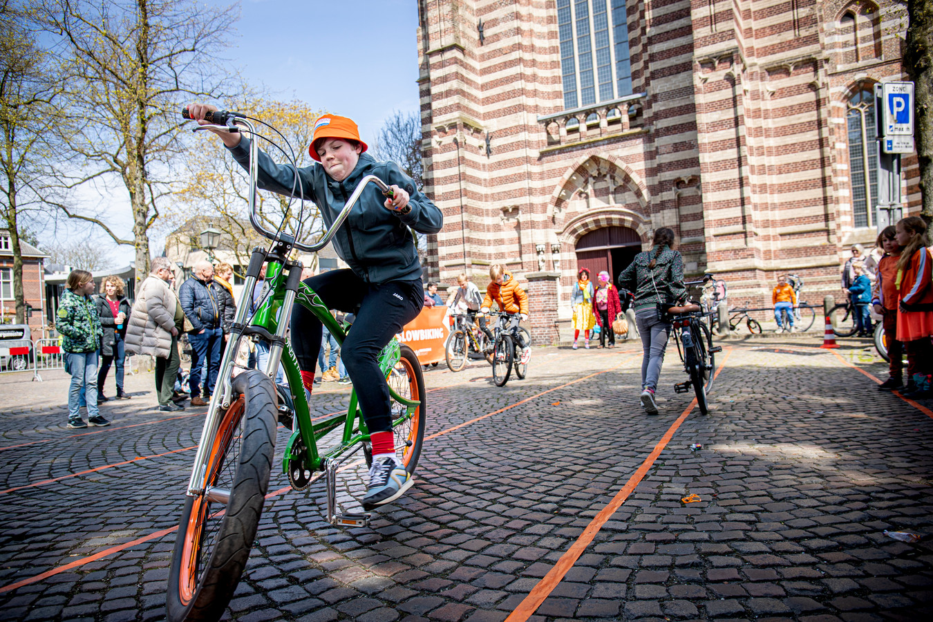Van een zeepkistenrace tot slowbiken: zo vierden de dorpen Koningsdag ...