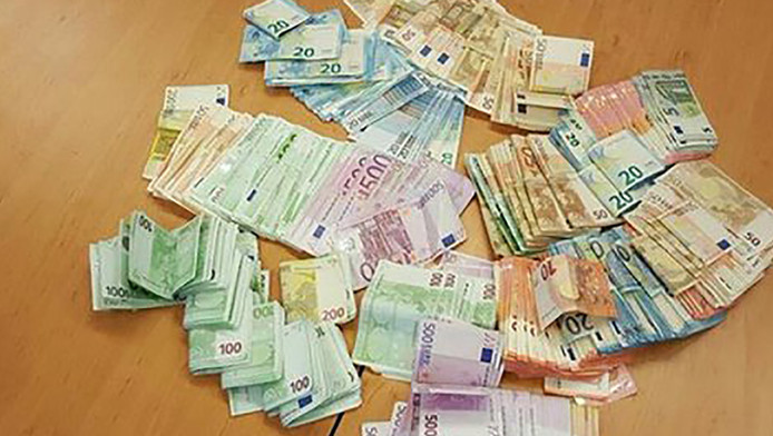 Tiener opgepakt met ruim 80.000 euro briefgeld op zak | Rotterdam | AD.nl