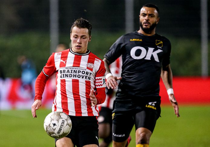 Tijn Daverveld knokt zich na blessure terug bij Jong PSV en is meteen ...