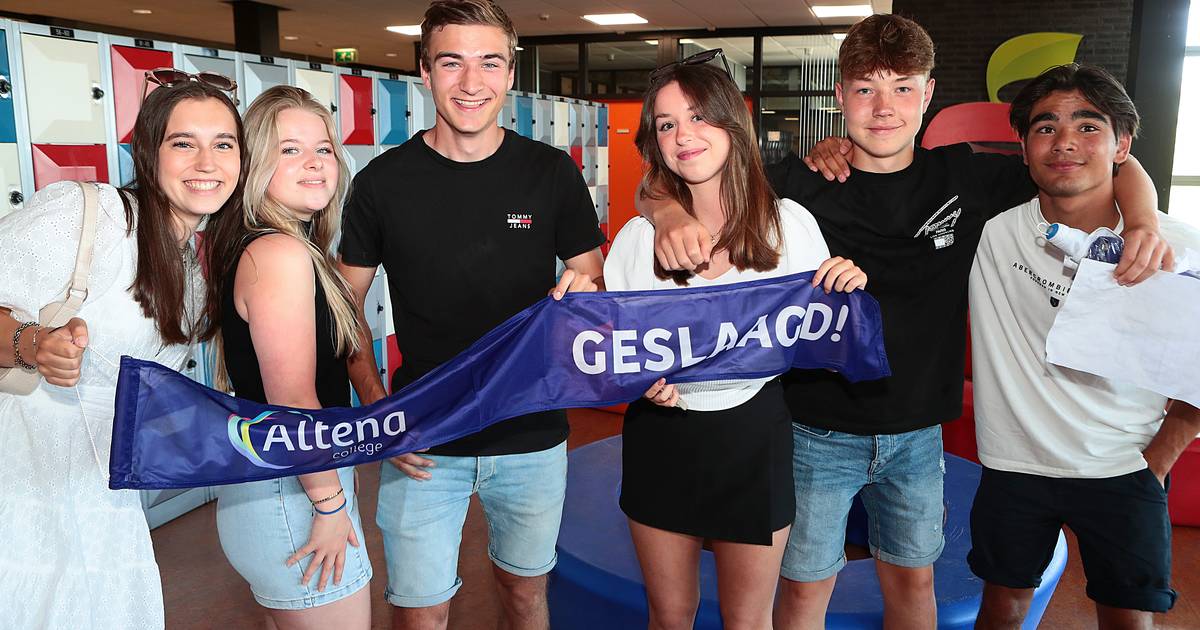 Vreugde(tranen) bij de geslaagden van het Altena College | Altena | AD.nl