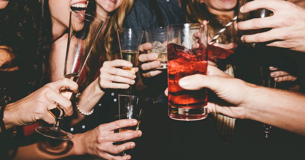 “Misbruik schaadt de gezondheid”: vanaf 1 juli moet alcoholreclame ...