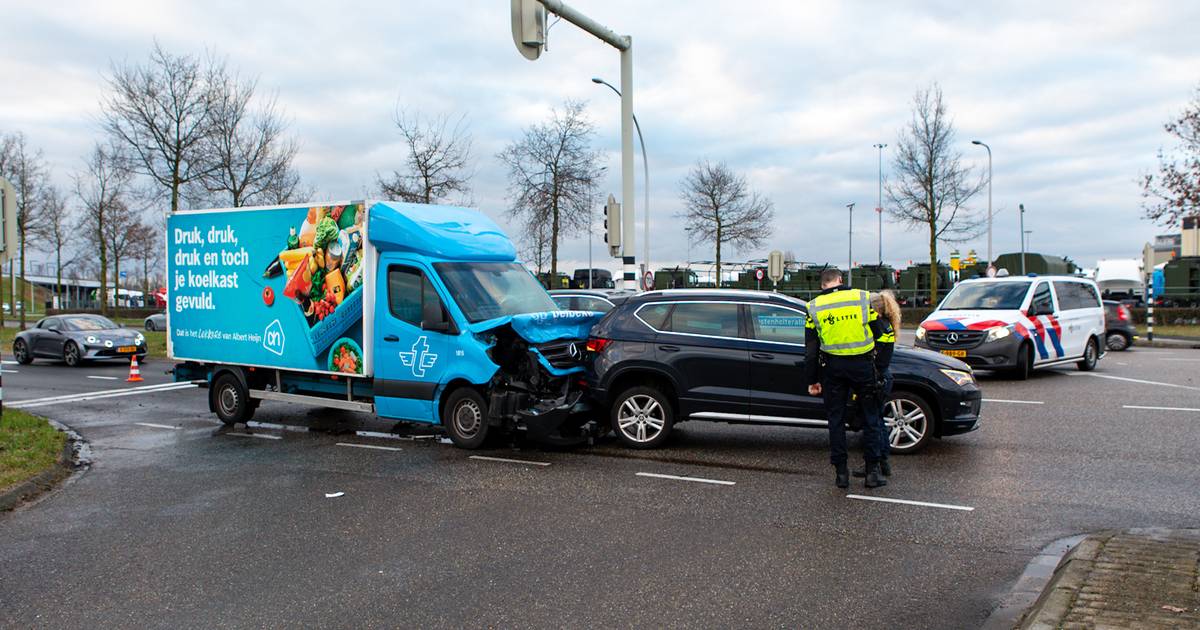 Albert Heijn-busje botst op auto bij stoplicht in Zwolle | Zwolle | AD.nl