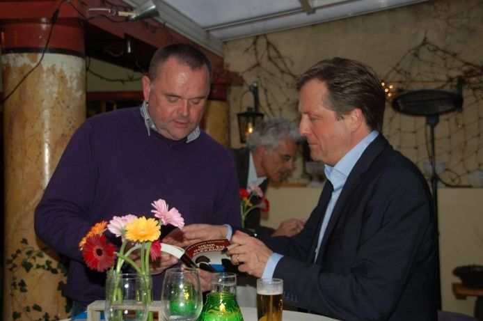 Pechtold signeert in Boxtelse bar Becoloth | Den Bosch, Vught | bd.nl