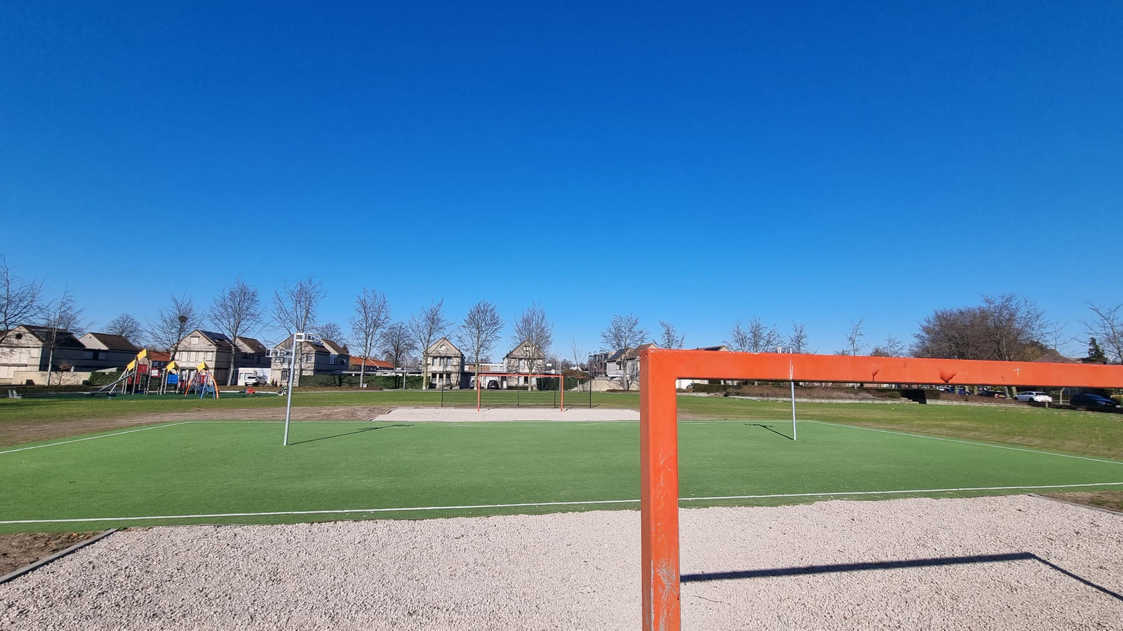 Oss zegt nu ook zelf: korfbalveld dwars over een voetbalveld was een ...