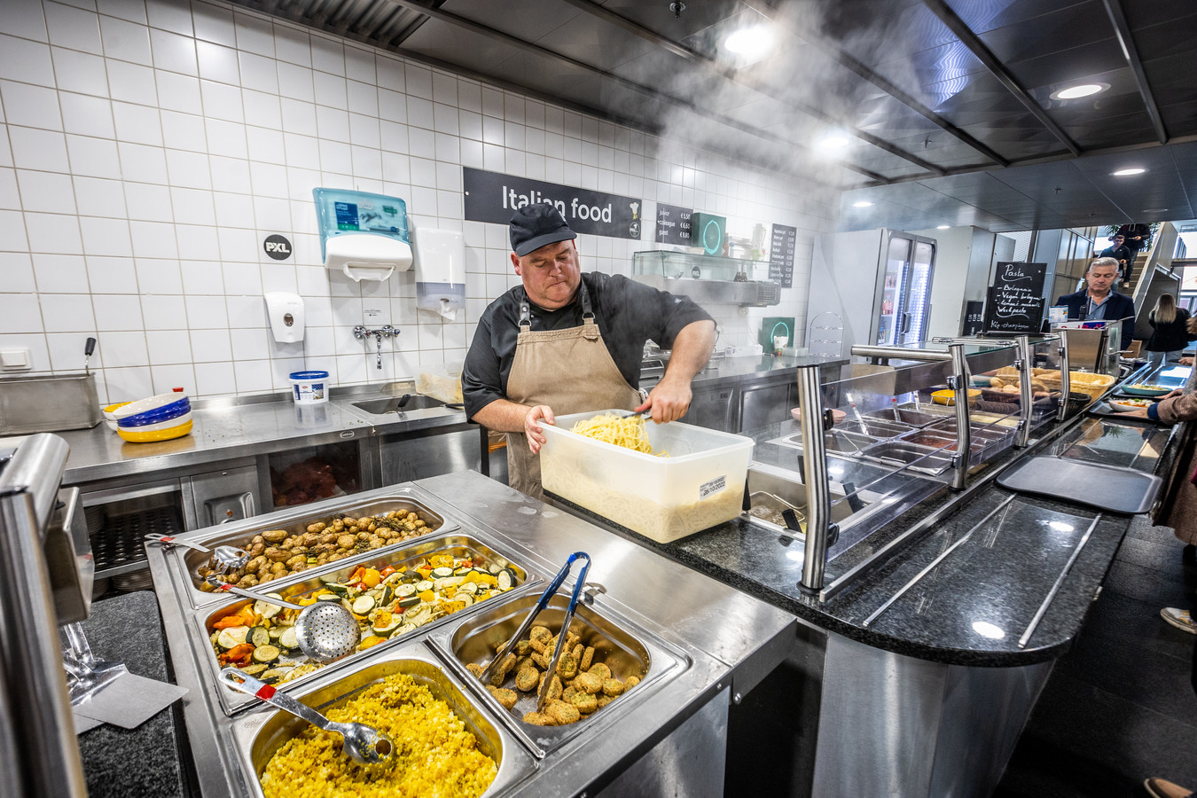 Lunchen in het PXL-restaurant, waarvoor zelfs lessenroosters aangepast ...