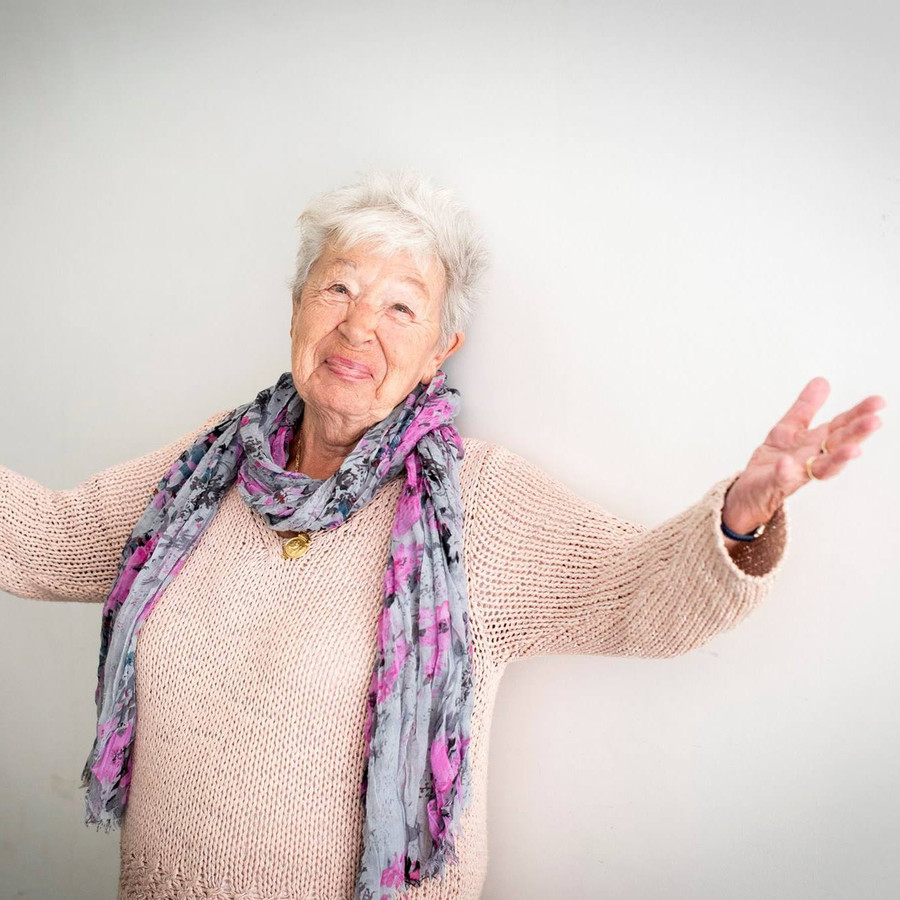 De oudste actrice van het land Alice Toen (97) schittert naast Remco ...