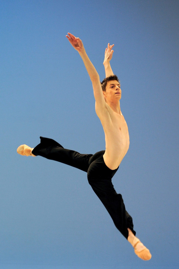Belgische balletdanser sleept Alexandra Radiusprijs in de wacht | Foto ...