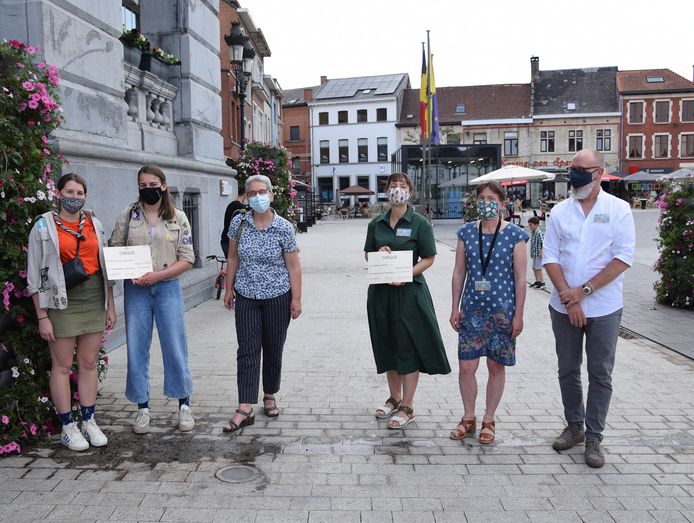 Stadsambassadeurs schenken cheques aan Bib en kinderen met een ...