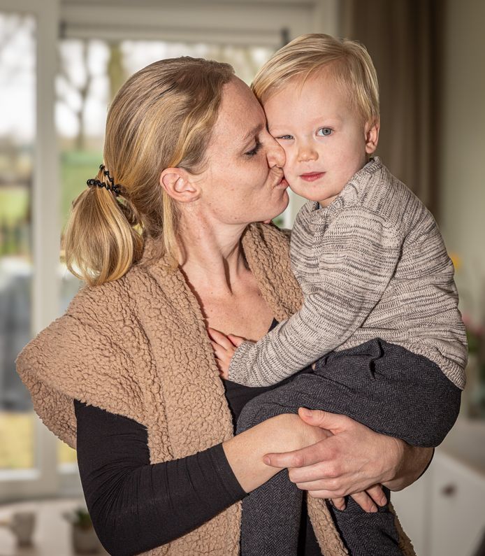 Vlak na de geboorte voelt Nienke (35) dat het mis is met haar zoontje ...