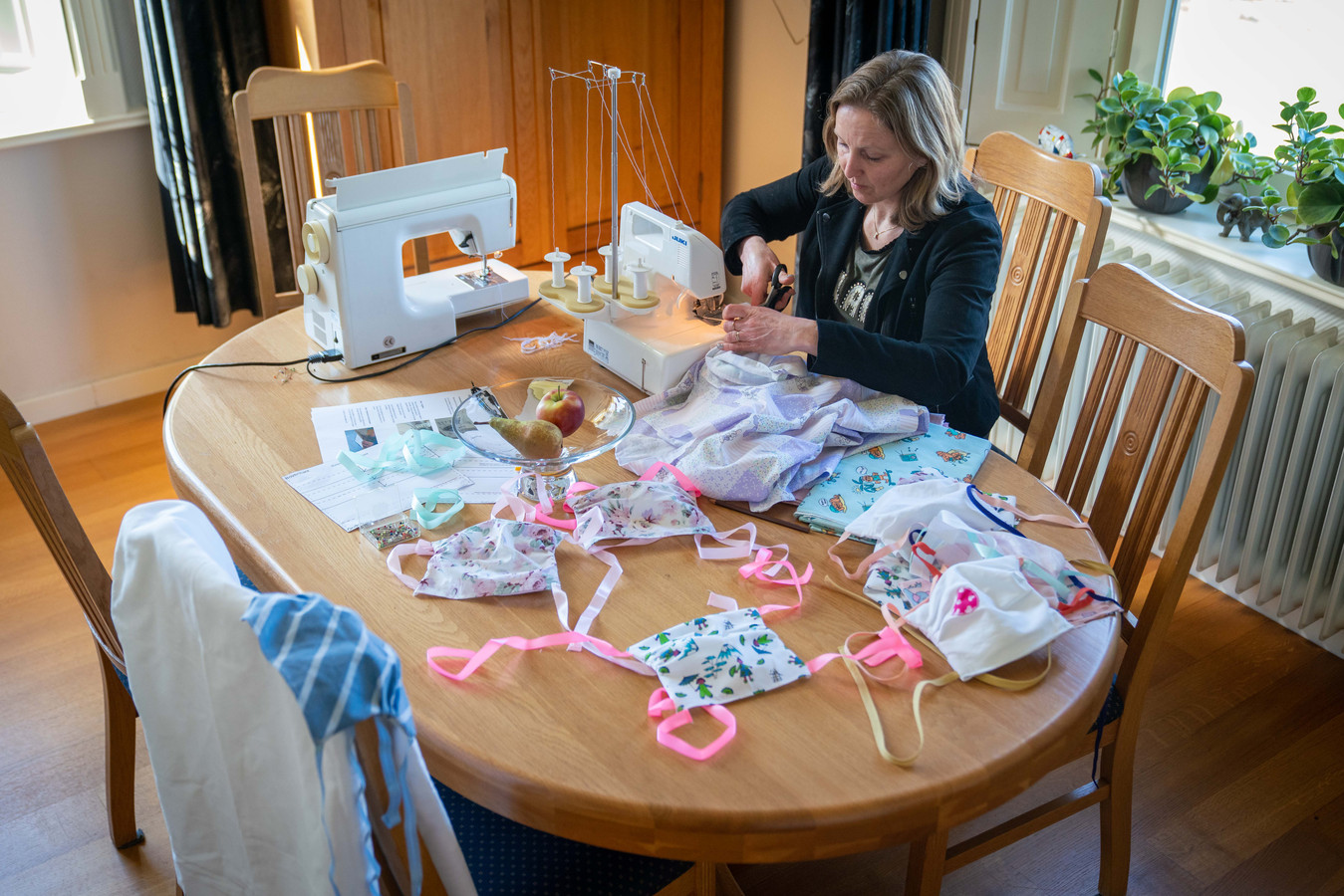 Vrouwen uit Gendt kruipen spontaan achter de naaimachine voor ...