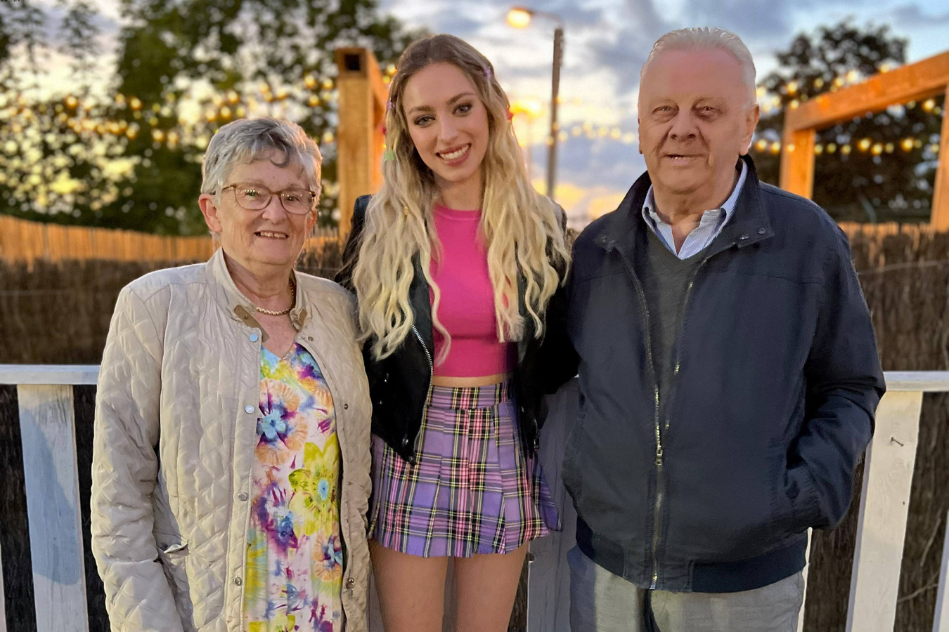 CAMILLE laat grootouders meespelen in nieuwe videoclip ‘Ademnood’: “Zij ...