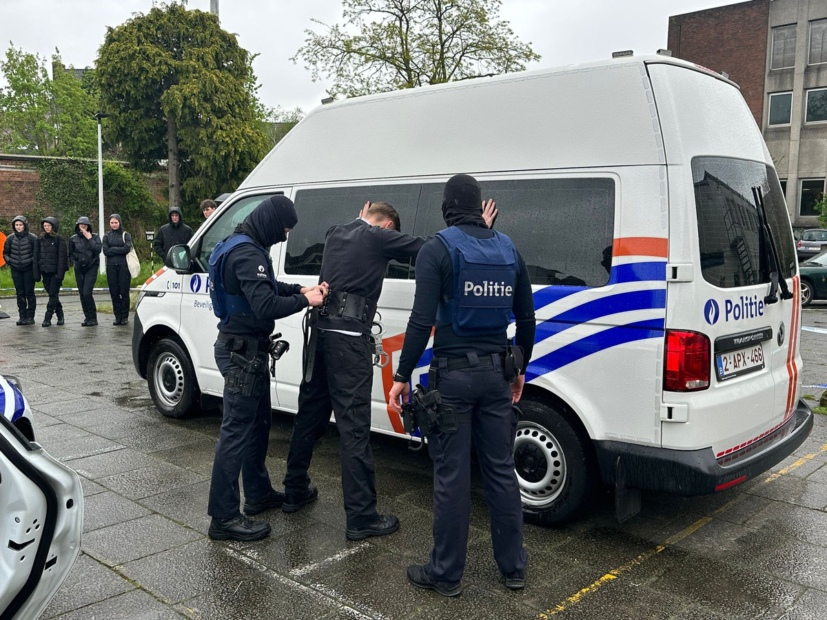 Meer dan 350 leerlingen volgen dag politiestage in de kazerne van ...