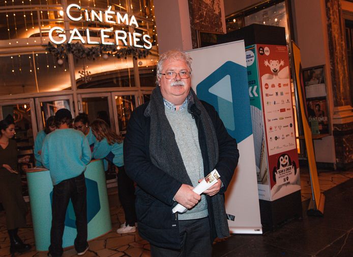 IN BEELD. Tom Waes poseert met enkele Romeinse soldaten op de première ...